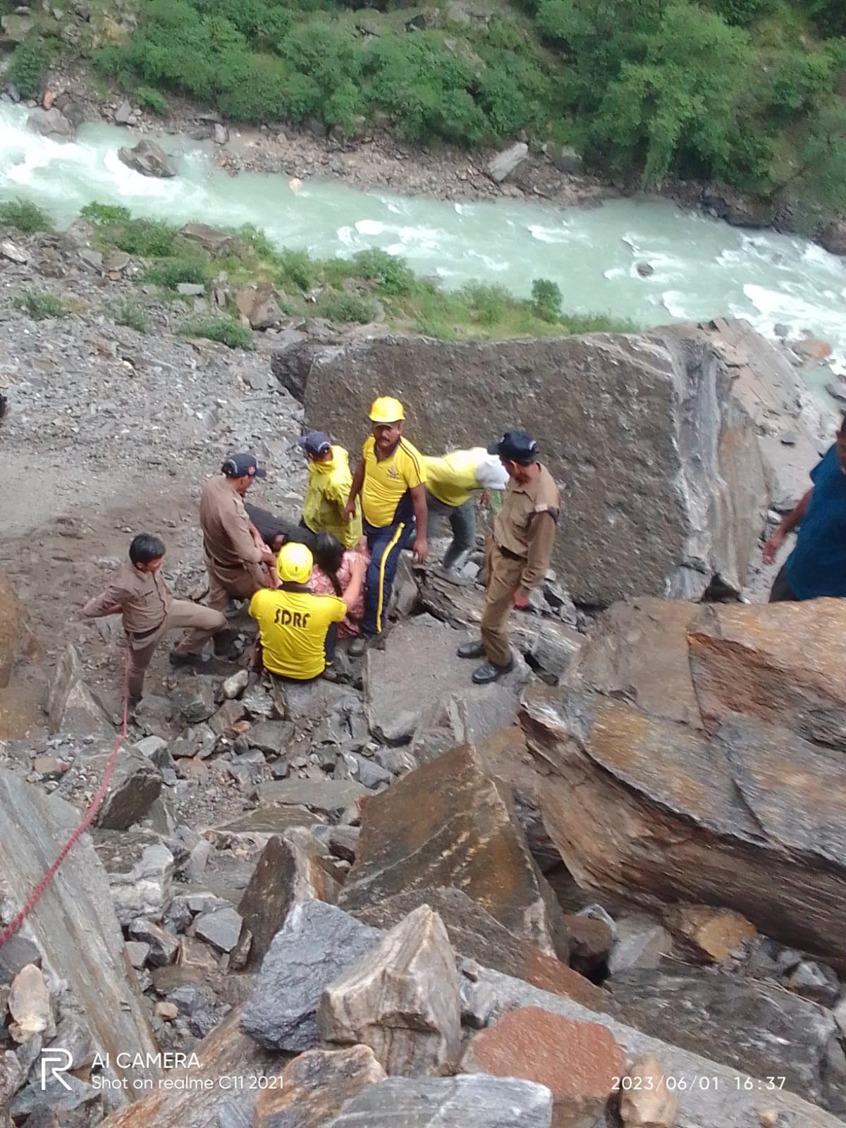 जनपद पिथौरागढ़-भूस्खलन में फंसे आदि कैलाश यात्री , SDRF ने किया सकुशल रेस्क्यू,देखिये वीडियो ...