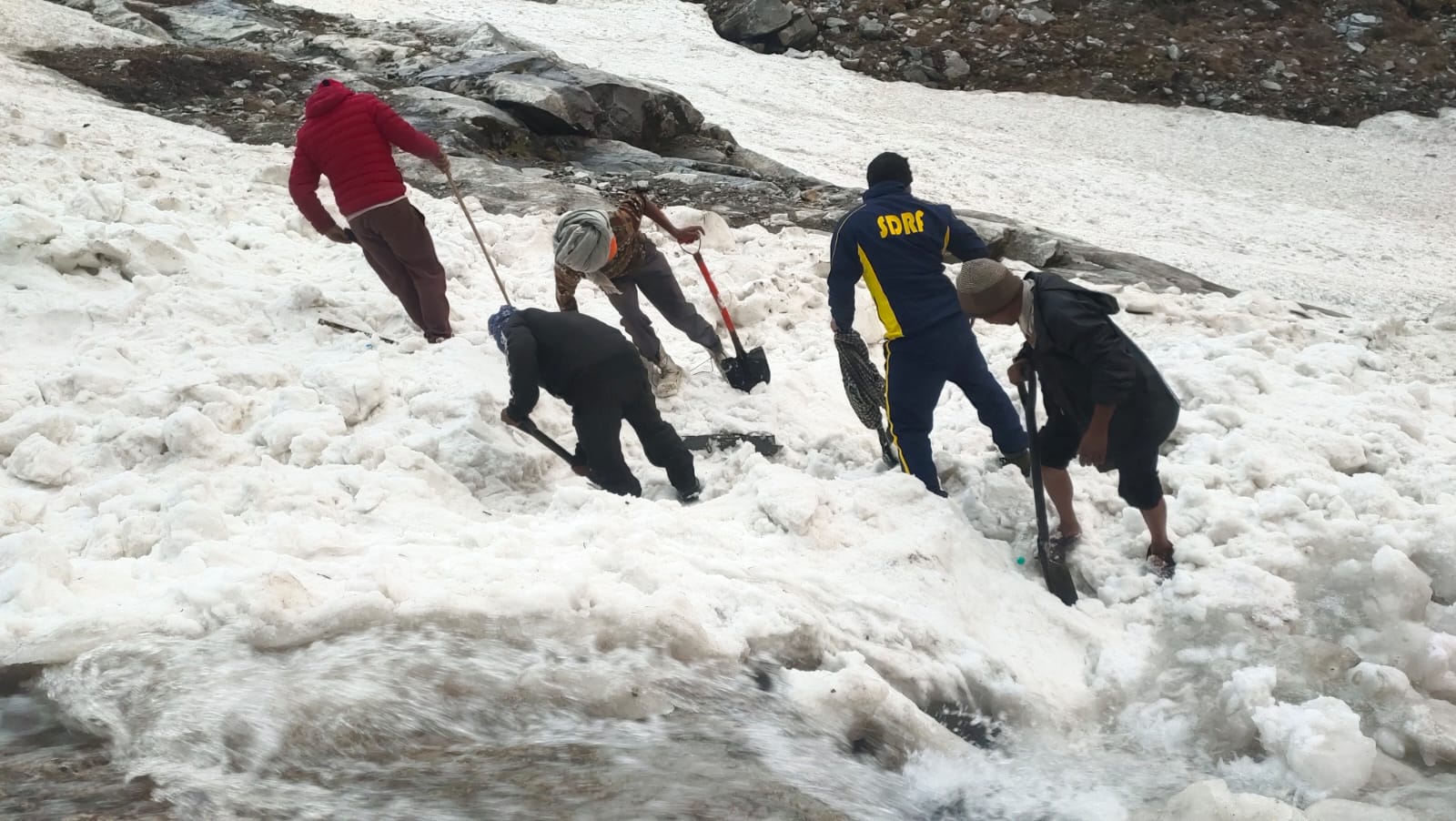 बड़ी खबर:-श्री हेमकुण्ड साहिब यात्रा मार्ग पर हुआ एवलांच,कई श्रद्धालु फंसे,SDRF ने सर्च ऑपरेशन ...