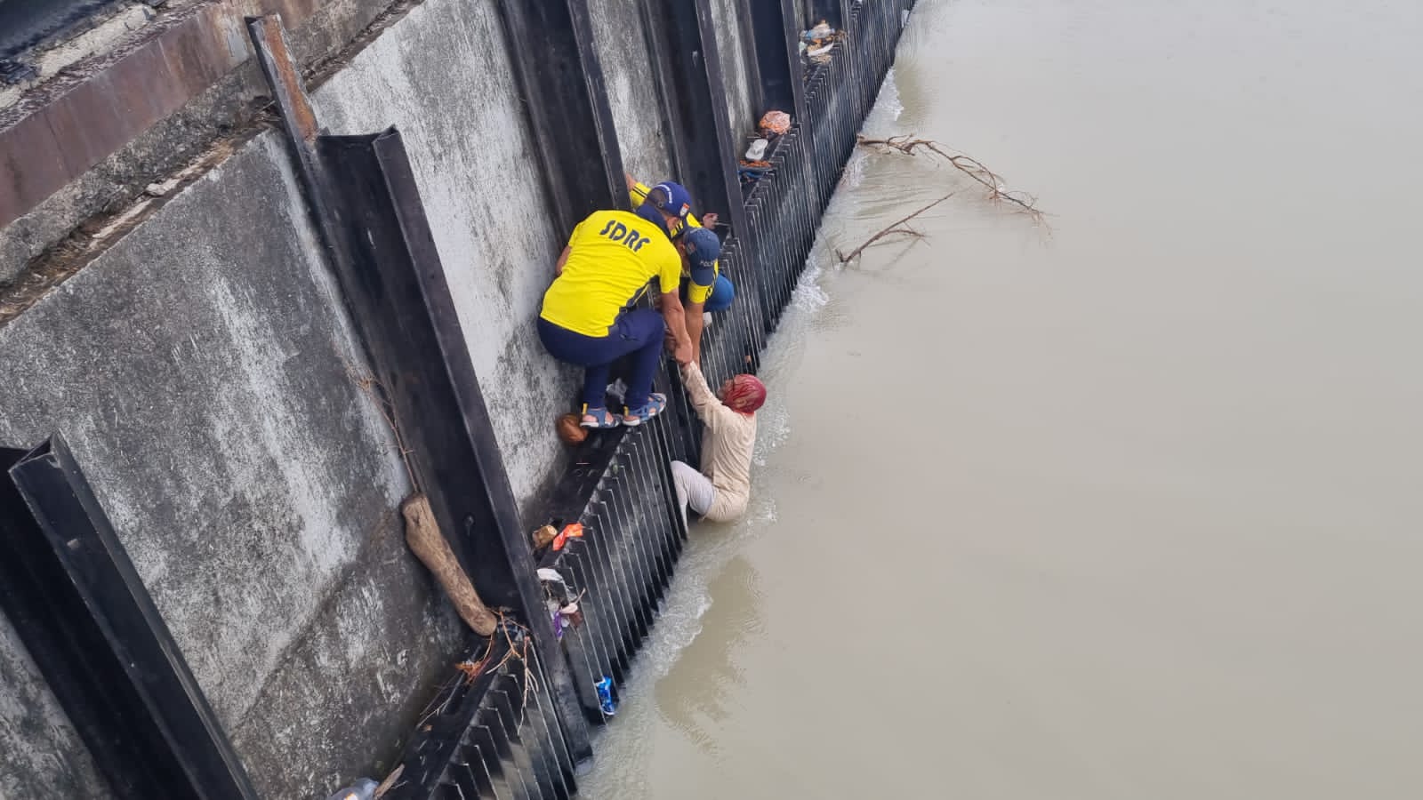 बिग ब्रेकिंग:-(उत्तराखंड) नदी मे गिरकर व बहकर बैराज मे फंसे बुजुर्ग के लिए देवदूत बनकर पहुंची ...