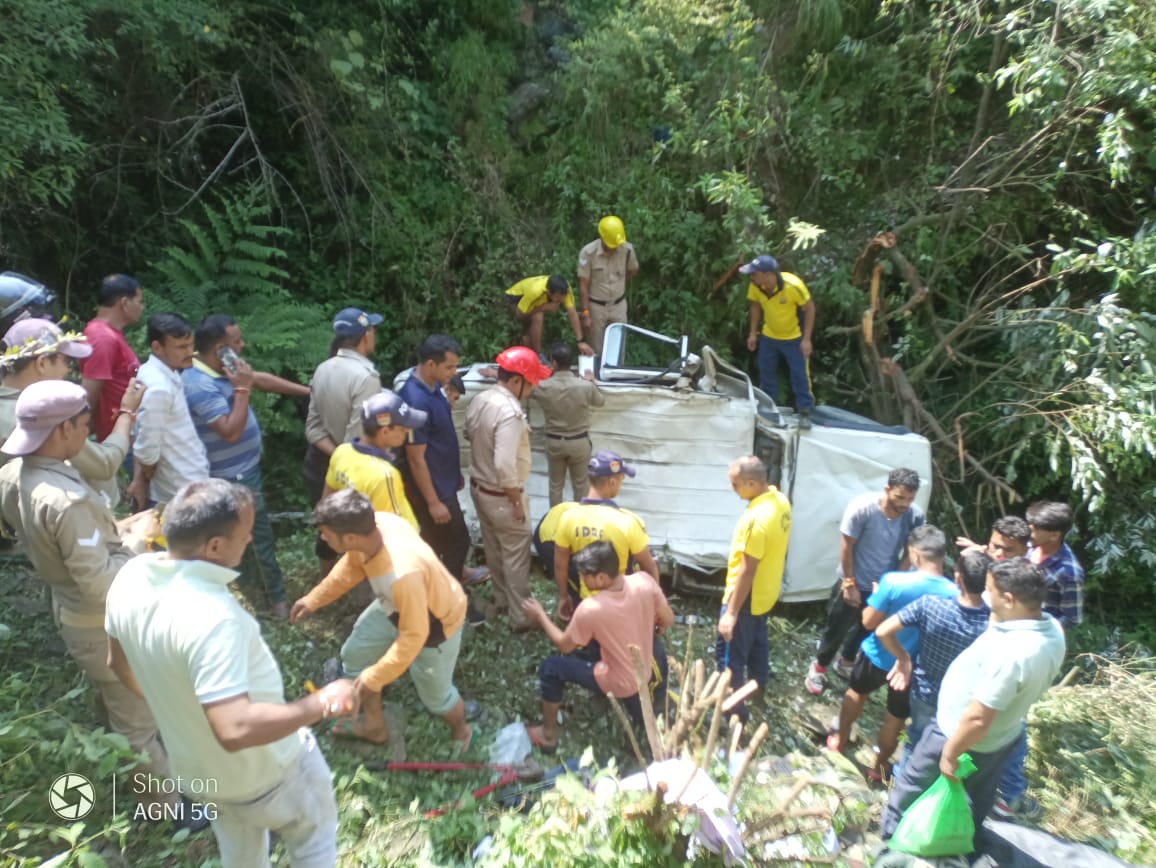 बिग ब्रेकिंग-अनियंत्रित होकर खाई में जा गिरा वाहन,चालक की मौत,SDRF ने बरामद किया शव - Corbett ...