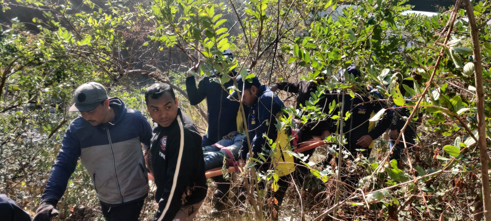 बिग ब्रेकिंग:-(नैनीताल)अनियंत्रित होकर खाई में गिरा ट्रक,SDRF ने चालक को किया सकुशल रेस्क्यू ...