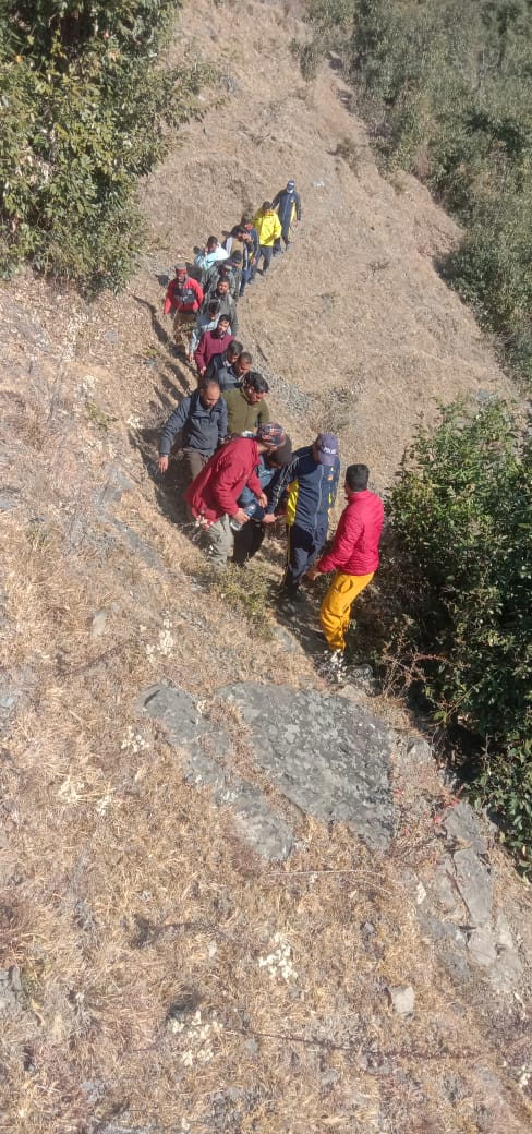 बिग ब्रेकिंग-(उत्तराखंड) पैर फिसलने से अनियंत्रित होकर खाई मे गिरा व्यक्ति,SDRF ने ऐसे किया ...