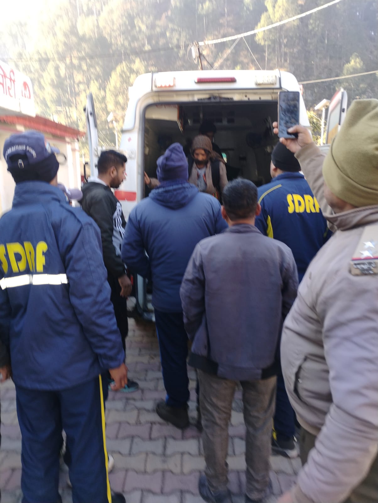 बड़ी खबर-उत्तराखंड मे बस दुर्घटनाग्रस्त होकर रास्ते में ही पलट गई, 28 लोग थे सवार - Corbett ...