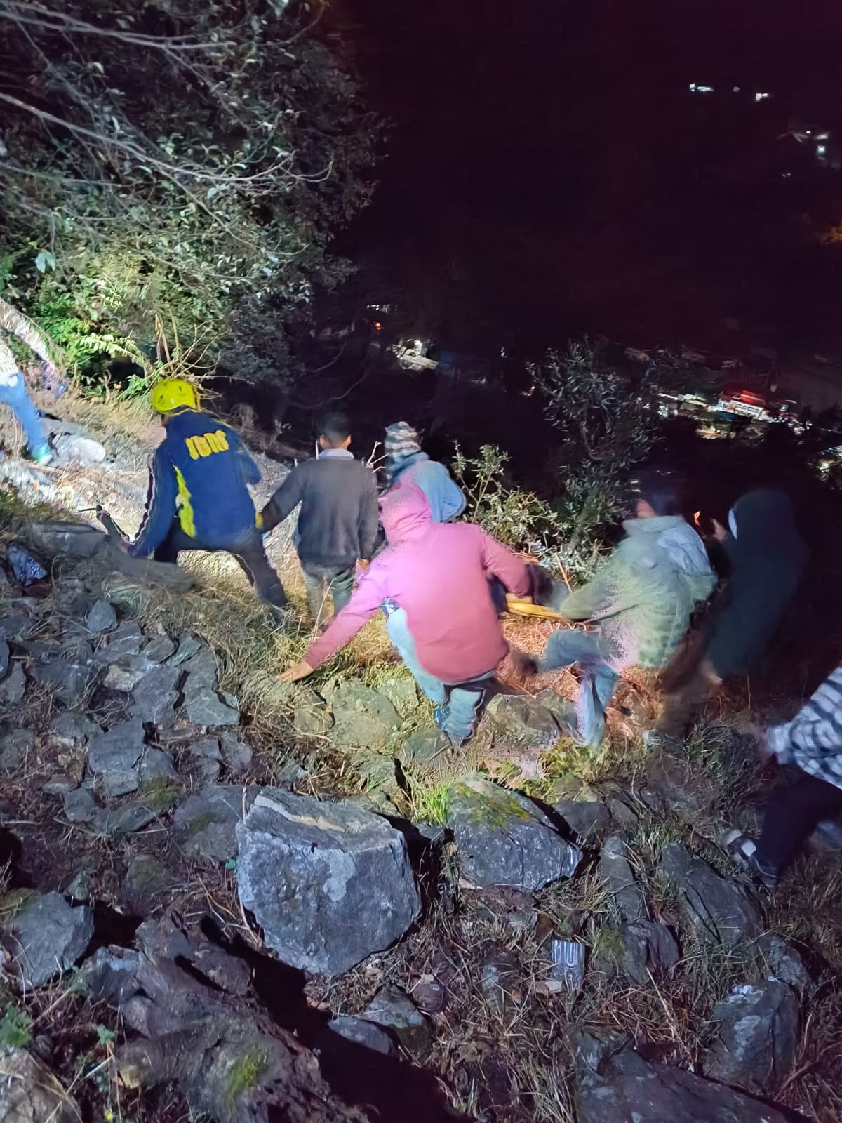 बिग ब्रेकिंग-(उत्तराखंड) गहरी खाई मे गिरा ट्रक, 04 व्यक्ति थे सवार - Corbett Halchal (कॉर्बेट हलचल)