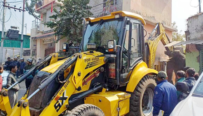 हल्द्वानी में अवैध अतिक्रमण पर कड़ी कार्रवाई, जेसीबी से किए ध्वस्त - Corbett Halchal (कॉर्बेट हलचल)