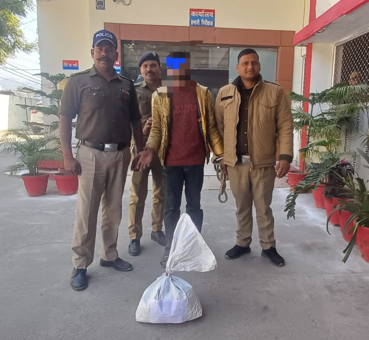 रामनगर-भारी मात्रा मे गांजे के साथ युवक गिरफ्तार - Corbett Halchal (कॉर्बेट हलचल)