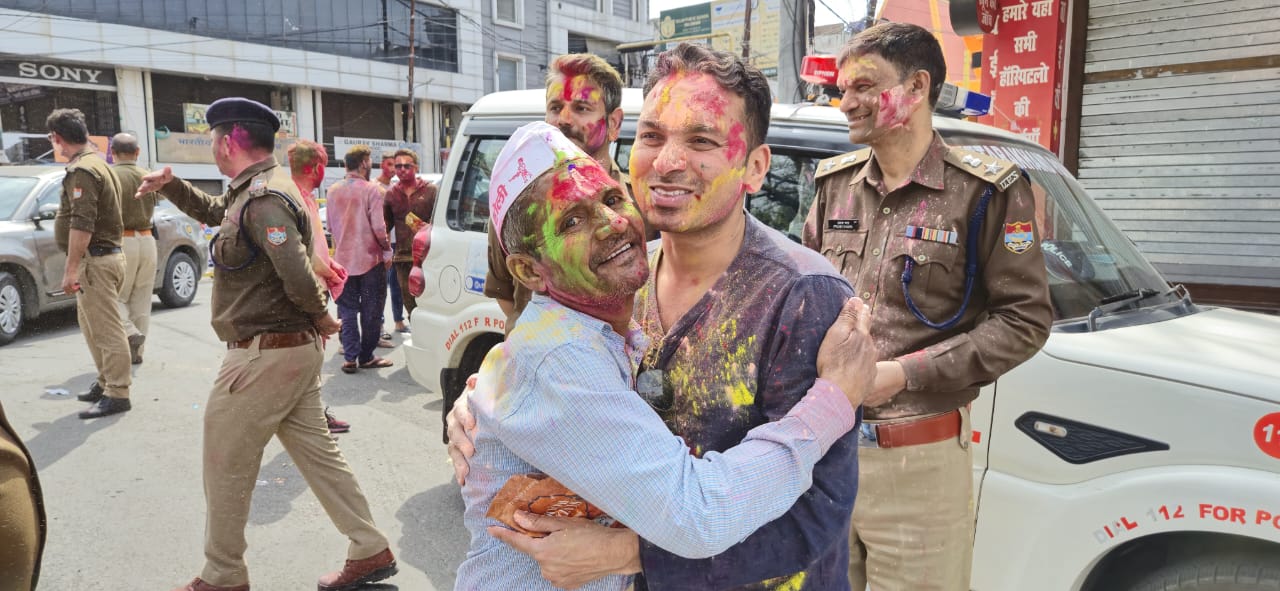 होली पर्व में SSP मीणा का अलग अंदाज, अचानक ड्यूटी पॉइंट पर पहुँचकर जवानों को रंग व गले लगाकर ...