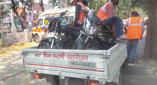हल्द्वानीः अवैध पार्किंग पर चला प्रशासन का डंडा, कई वाहनों पर कार्रवाई - Corbett Halchal ...