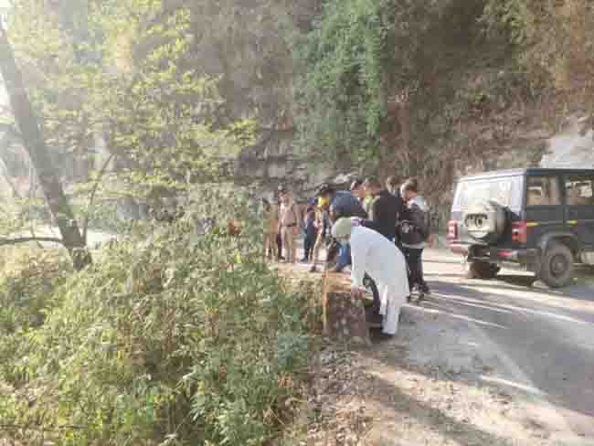 उत्तराखंड: बाइक खाई में गिरी, युवक की मौत, शव बरामद - Corbett Halchal (कॉर्बेट हलचल)