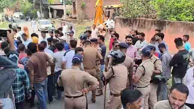 अतिक्रमण हटाने के अभियान पर विरोध, प्रशासन से उलझे ग्रामीण - Corbett Halchal (कॉर्बेट हलचल)