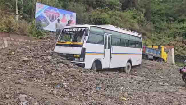 उत्तराखंड में बारिश बनी आफत: इस एनएच में आया मलवा, बस और ट्रक दबे - Corbett Halchal (कॉर्बेट हलचल)