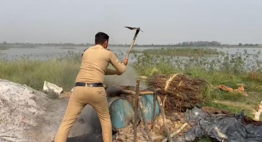 बिग ब्रेकिंग-रामनगर पुलिस ने अवैध रूप से लगाई 04 नशे की भट्टियो को तोड़ा, मौके पर 15,000 लीटर ...