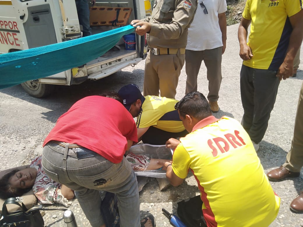 बिग ब्रेकिंग-(उत्तराखंड) ब्रेक फेल हो जाने के कारण टैक्सी डिजायर अनियंत्रित होकर सड़क से नीचे ...