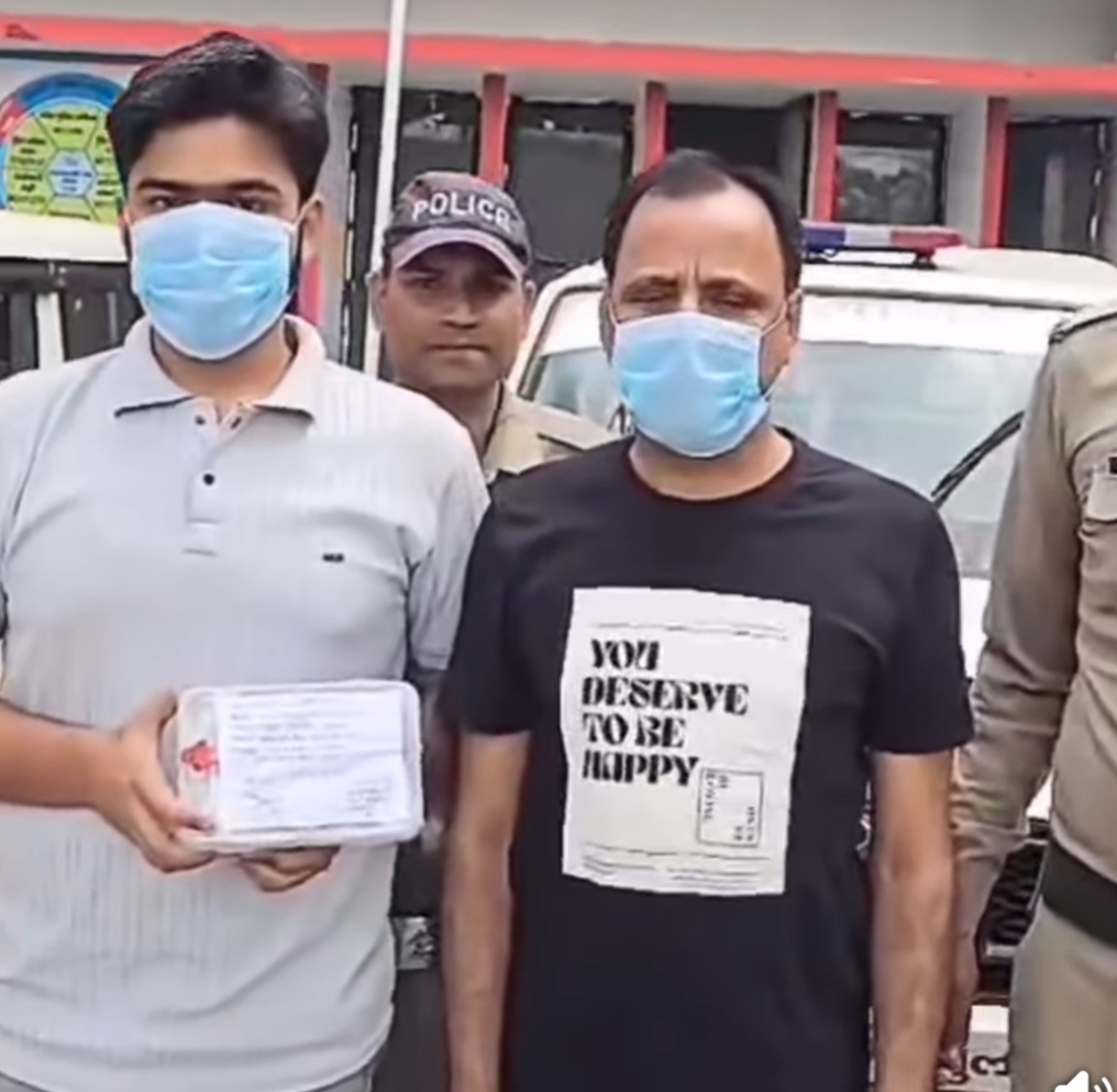 बड़ी खबर-(देहरादून) अन्तर्राज्जीय नकल गिरोह का भंडाफोड़, परीक्षा देते हुए नकली परिक्षार्थी ...