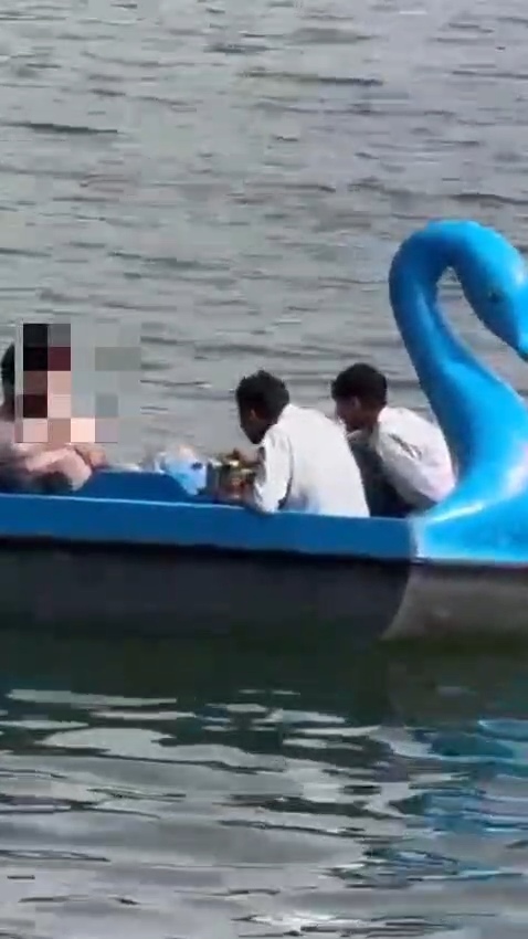 भीमताल झील में वोटिंग के दौरान 04 पर्यटक लाइफ जैकेट उतार कर पी रहे थे बीयर, फिर क्या हुआ देखिये ...