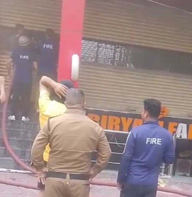 हल्द्वानी में शोरूम में लगी भीषण आग, लाखों का नुकसान - Corbett Halchal (कॉर्बेट हलचल)