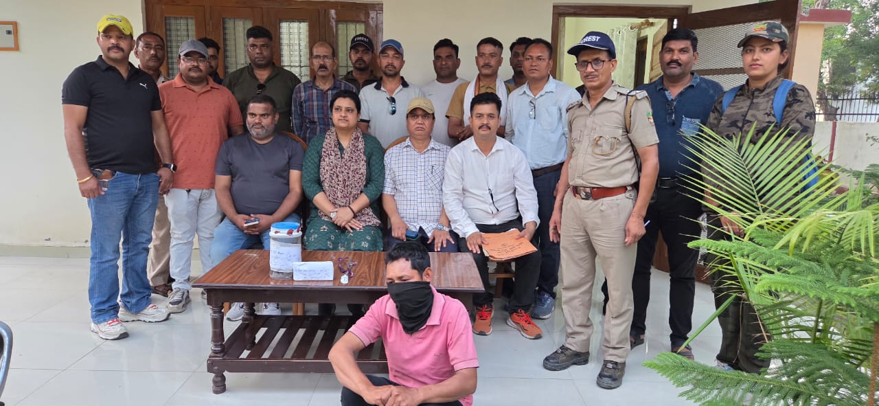 बड़ी खबर-(उत्तराखंड) दो हाथी दांत (ivory tusks) के साथ एक वन्य जीव तस्कर गिरफ्तार - Corbett ...