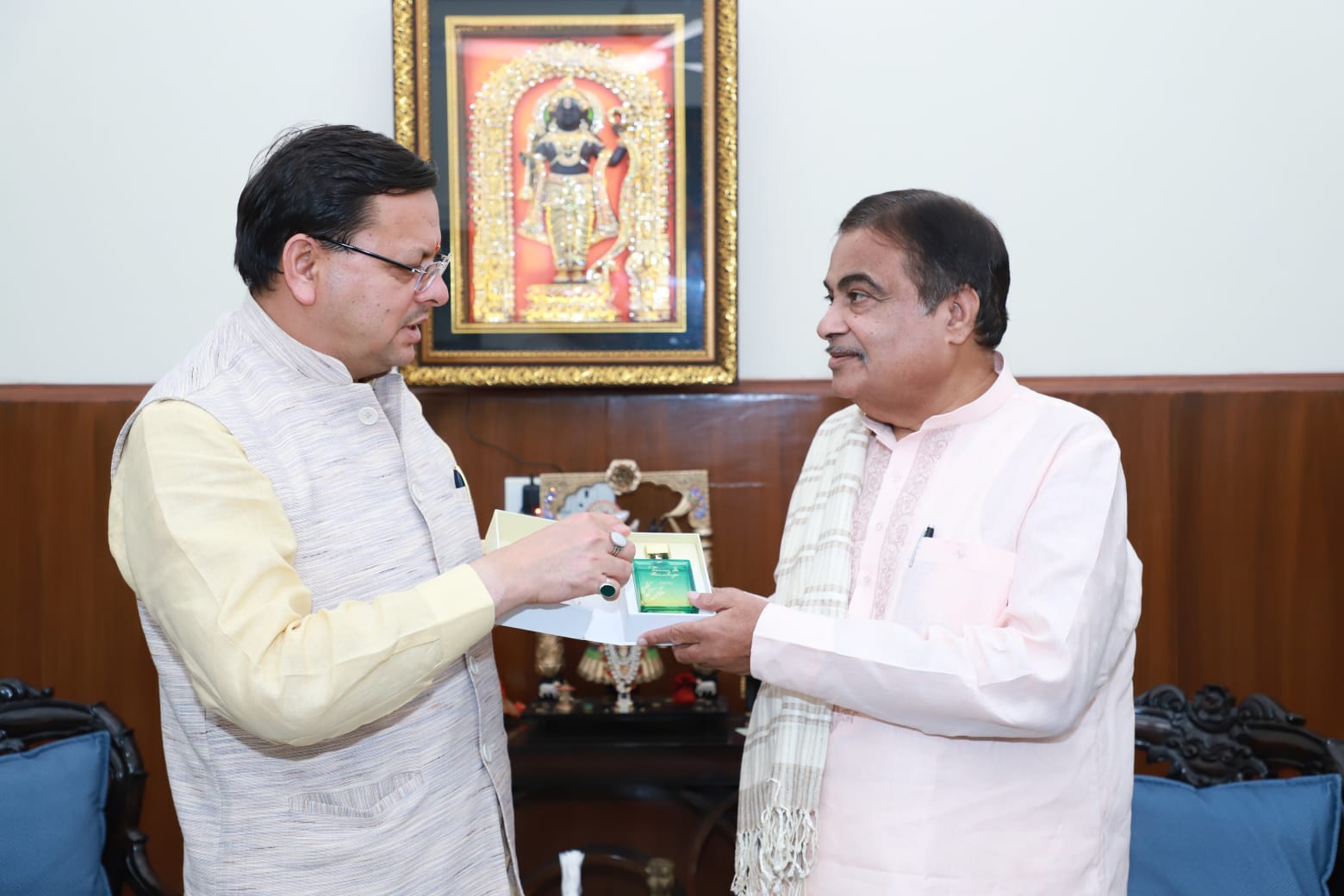 बड़ी खबर-सीएम धामी ने की केंद्रीय मंत्री नितिन गडकरी से भेंट, उत्तराखंड ...