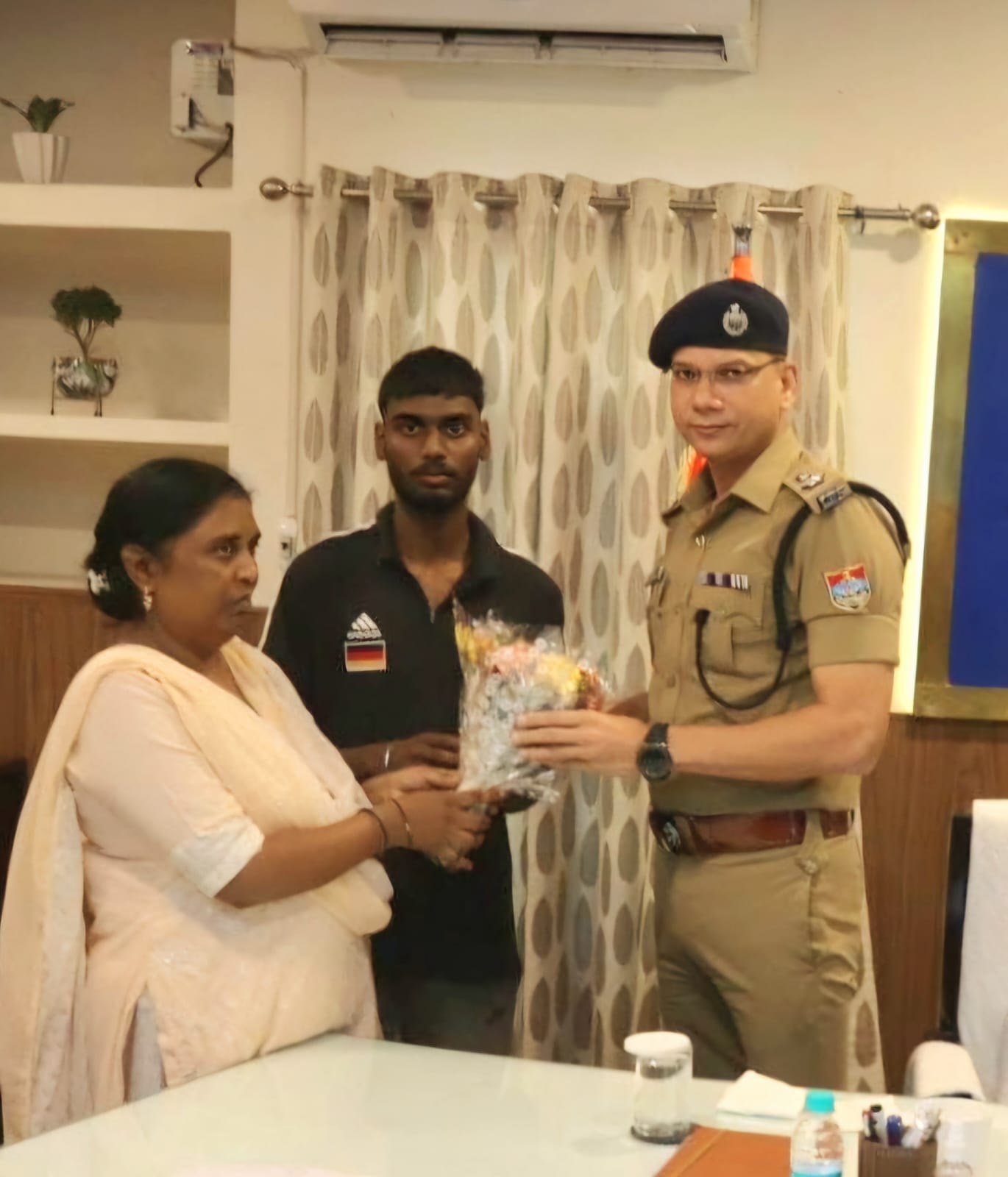 एसएसपी मणिकांत मिश्रा की तत्परता से दुबई में फंसा युवक सकुशल लौटा अपने घर - Corbett Halchal ...