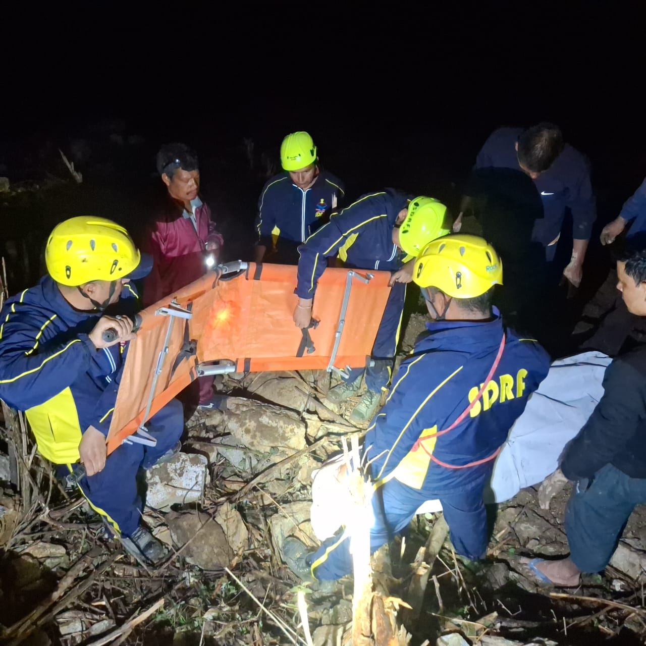 खाई में गिरा युवक, मौत, SDRF ने रेस्क्यू कर निकाला शव, 500 मीटर गहराई में मिला शव, देखिये video ...