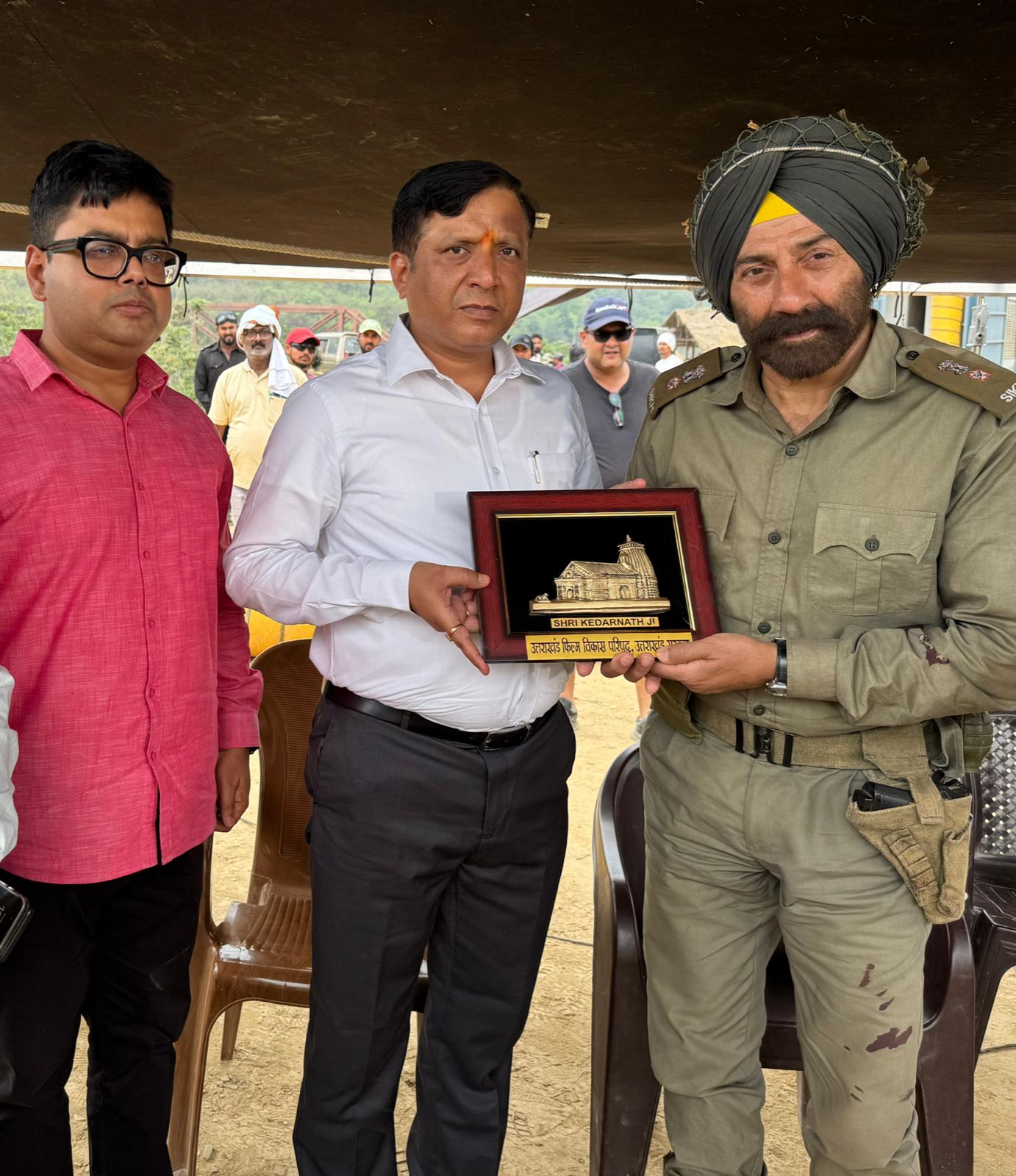 सनी देओल से मिले उत्तराखंड फिल्म विकास परिषद के सीईओ बंशीधर तिवारी, बॉर्डर 2 के सेट पर हुई ...