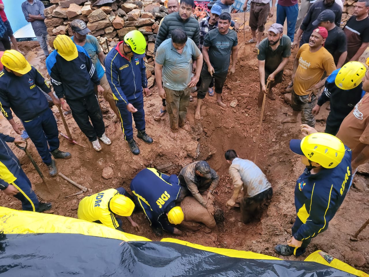 बिग ब्रेकिंग-(उत्तराखंड) निर्माण स्थल पर मलवे में दबा मजदूर, मौत - Corbett Halchal (कॉर्बेट हलचल)