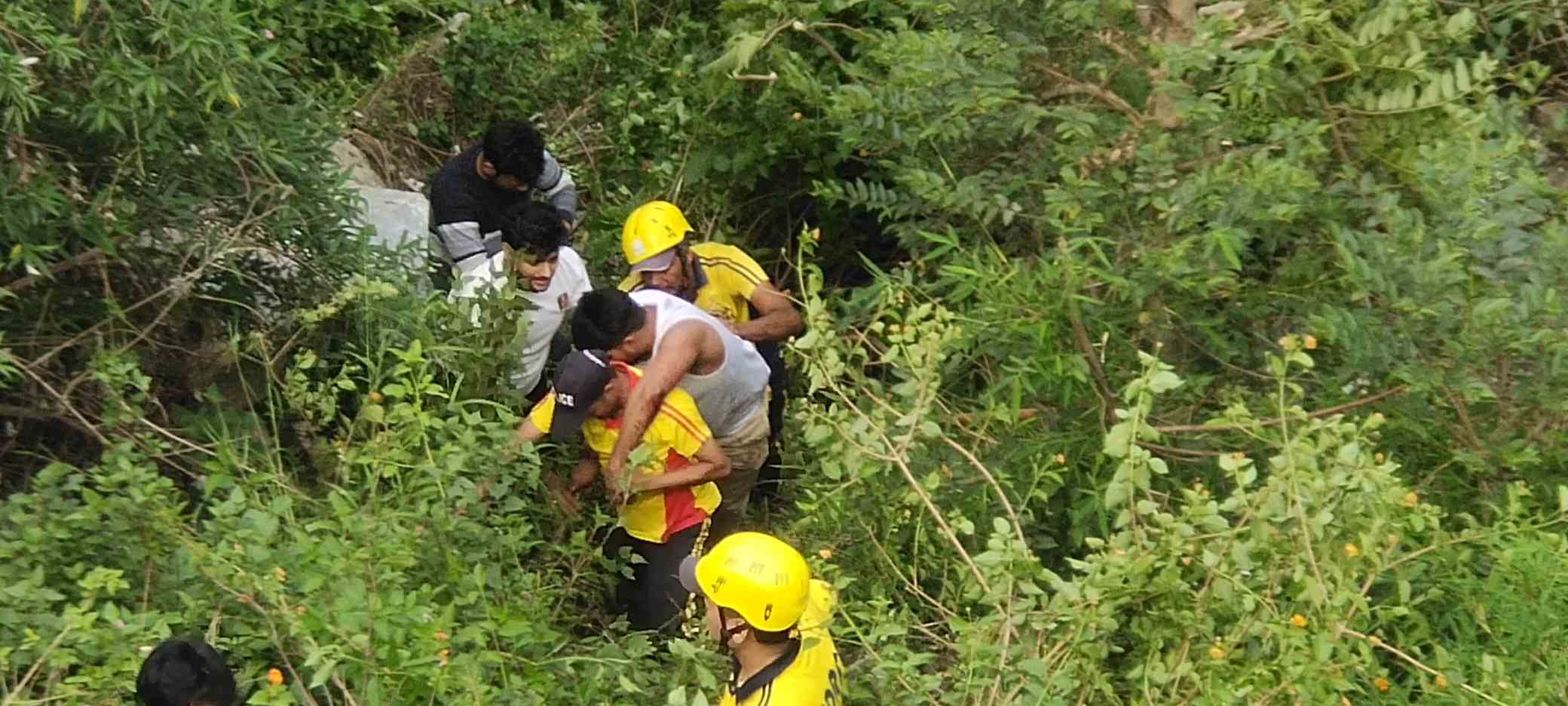 मसूरी मार्ग पर मैगी प्वाइंट के पास खाई में गिरी कार, SDRF ने घायलों को पहुंचाया अस्पताल, वीडियो ...
