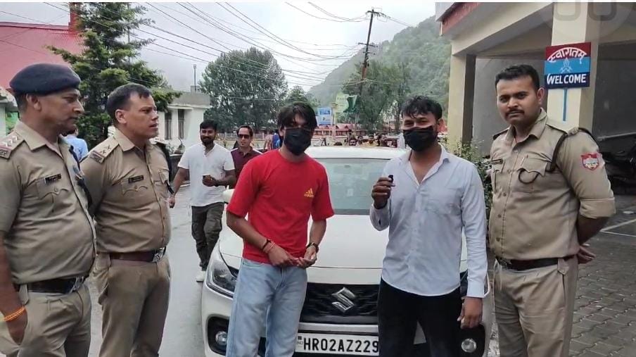 स्टंटबाजी का वीडियो हुआ वायरल, एसएसपी नैनीताल ने लिया संज्ञान — चालक का डीएल निरस्त, तीनों ...