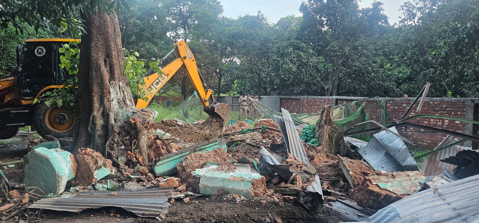 बिग ब्रेकिंग-काशीपुर सीलिंग भूमि पर बने 5 अवैध मजारों को प्रशासन ने किया ध्वस्त, देखिये video ...