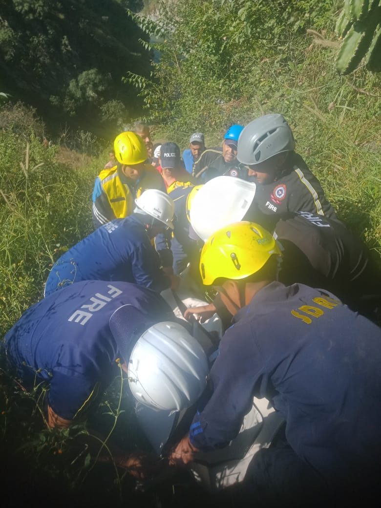 उत्तराखंड मे डंपर दुर्घटनाग्रस्त, डंपर गहरी खाई में गिरने से चालक की ...