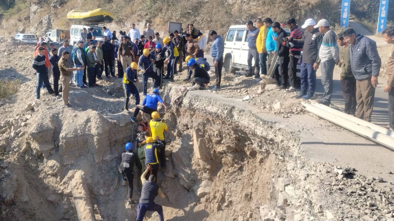 (उत्तराखंड) गहरी खाई मे गिरी स्कूटी, स्कूटी सवार युवक की मौत - Corbett ...